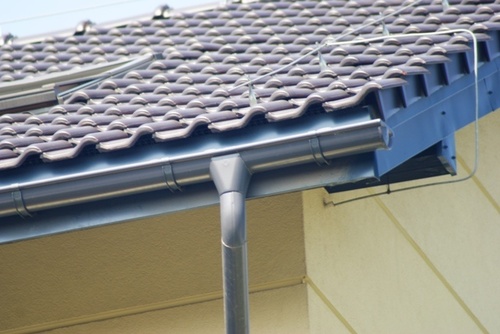 Jak montować rynny metalowe? - Orynnowanie - Dachy - Budowa i remont ...